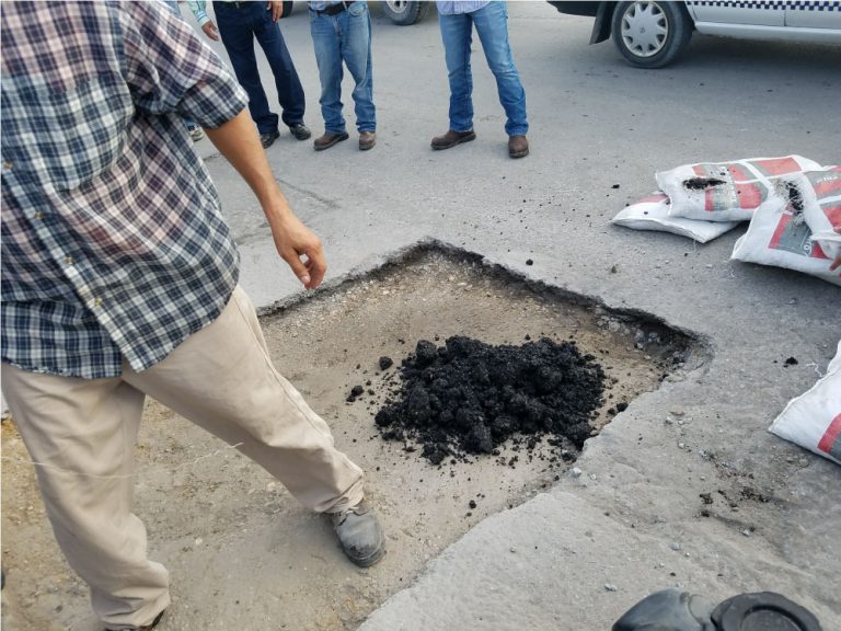 demostracion-de-bache-en-reynosa-con-mezcla-asfaltica-en-frio-asphaltech-tapabaches-venta-de ...